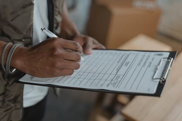 Política de calidad: cómo redactarla con ejemplos - Partes Interesadas